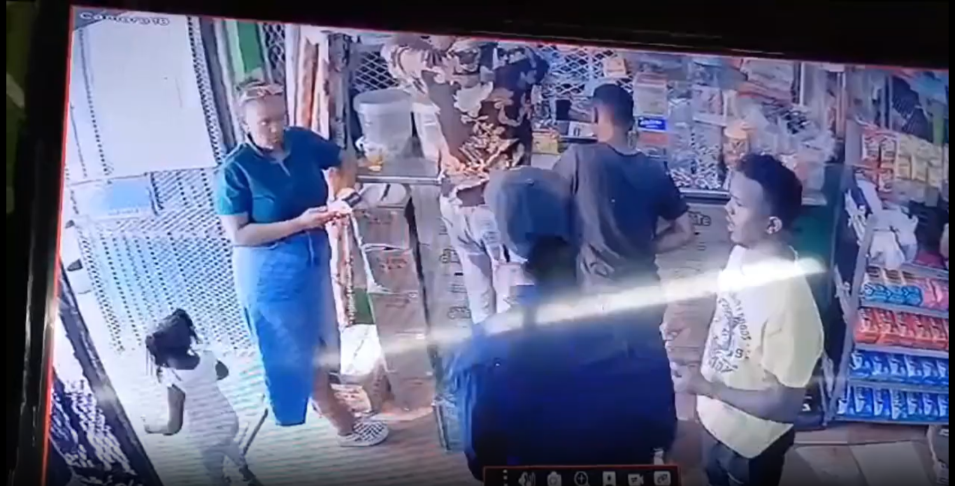 Watch Your Surroundings: Dude Had No Idea The Opps Was Behind Him! | TrollAlley.com