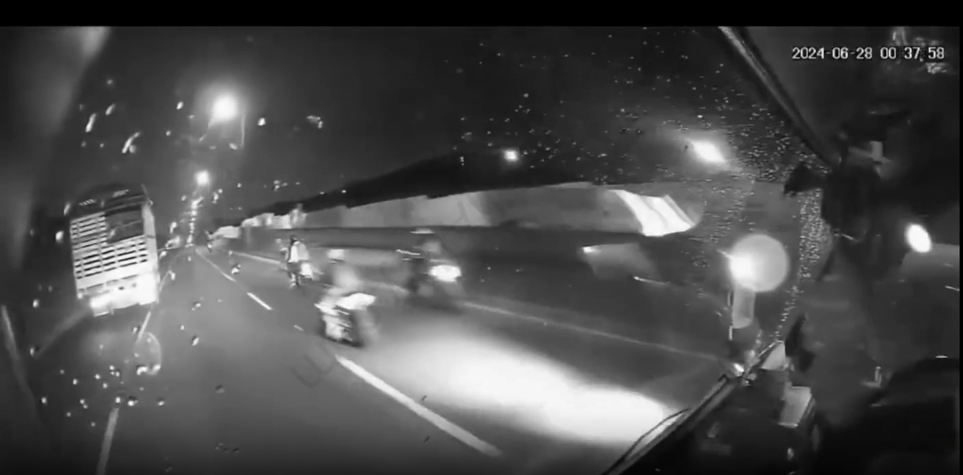 Couple Riding A Motorcycle Goes Wrong After Several Motorcycles Rammed ...