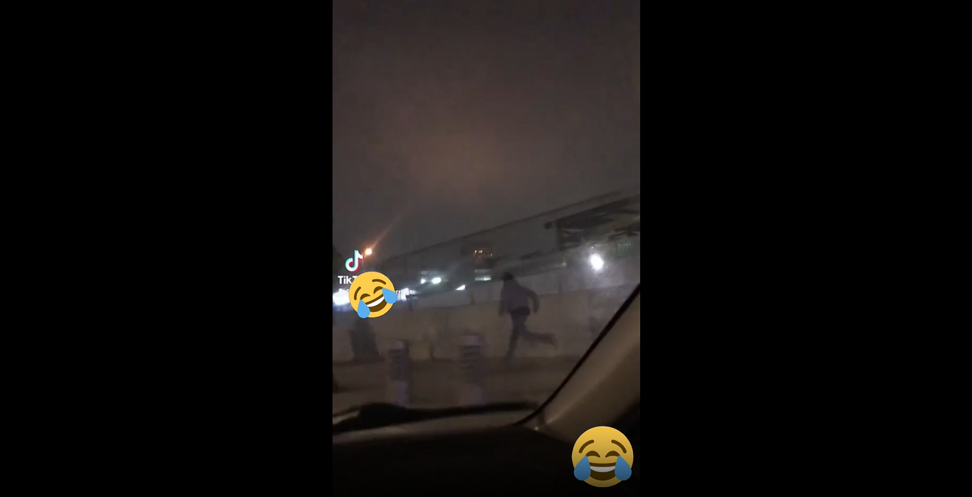 They Some Real Ones: Random Driver Gives A Guy After Lift To Catch A ...