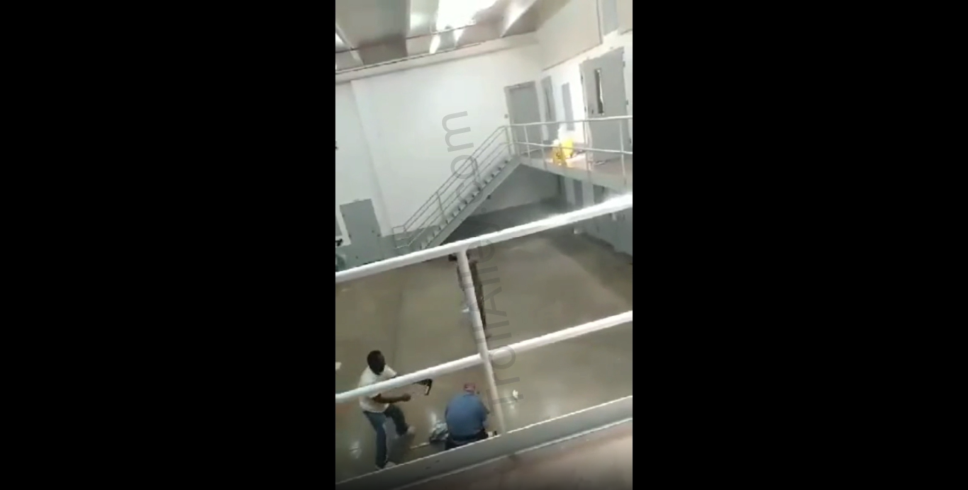 Tables Turned: Prison Guard Gets His Pepper Spray Taken By Inmate And ...