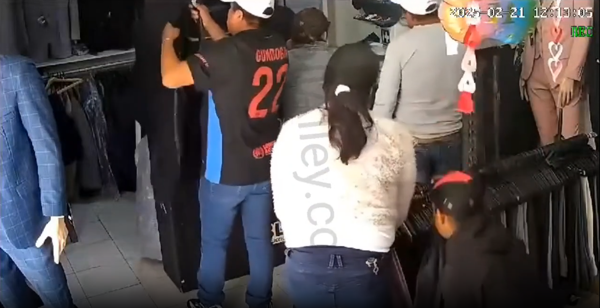 4 Thieves Caught Distracting Saleswoman At A Clothing Store While Stealing Merchandise ...